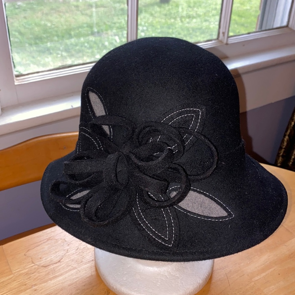Adora Wool Bell Style Hat In Good Condition - Gem